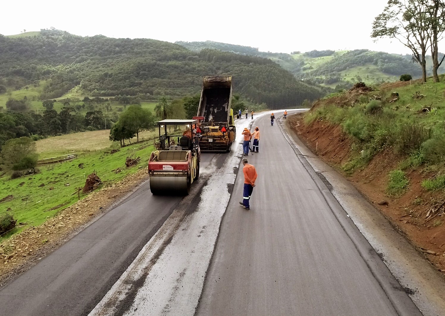 Barra do Rio Azul comemora pavimentação de estrada | Rádio Difusão